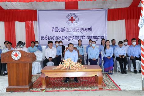 អភិបាលខេត្តកណ្ដាល អញ្ជើញនាំយកអំណោយមនុស្សធម៌ ចែកជូនពលរដ្ឋក្រីក្ររស់នៅជាមួយមេរោគអេដស៍ចំនួន ៣៩១នាក់