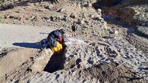 پیدا کردن دختری توسط ستاره که مادرش کنار رودخانه مرده بود Youtube