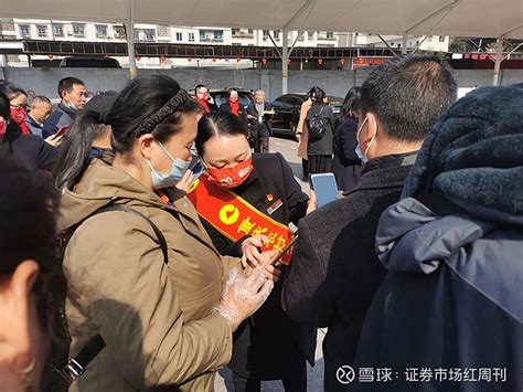 暖心重庆农商行倾情服务农民工复工返岗 随着春节假期结束回乡过年的农民工陆续开始返岗复工为帮助广大农民工安全有序返岗1月30日 重庆