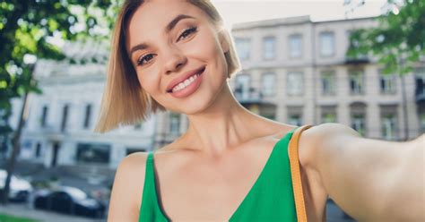 Why Our Smiles Look Fake In Pictures Psychology Today United Kingdom