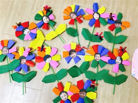 가을 코스모스 접기 및 미니 잠자리 만들기 가을 코스모스 접기 활동을 하였는데 종이접기 평면활동이 아닌 공예 종이 꽃 장식 무지개 꽃