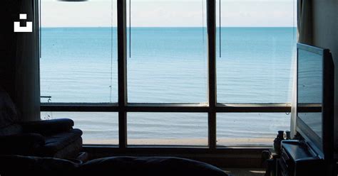 바다가 내려다보이는 큰 창문이 있는 거실 사진 Unsplash의 무료 바닷가 이미지
