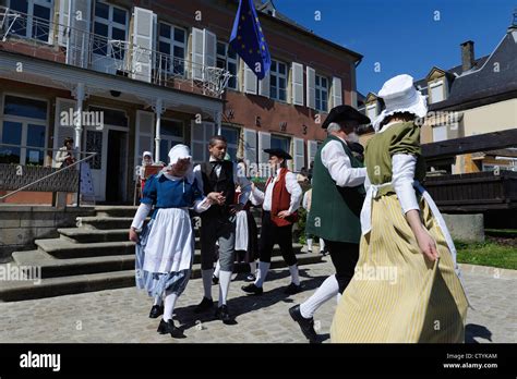 Costume Traditionnel Costume Traditionnel Danse Folklorique Banque De