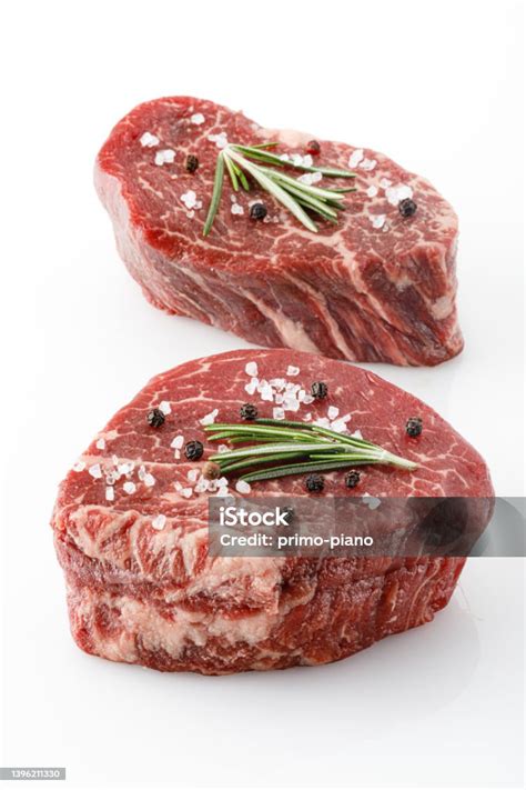 로즈마리 나뭇 가지가있는 생 쇠고기 필레 미뇽 스테이크 0명에 대한 스톡 사진 및 기타 이미지 0명 고기 날것 Istock