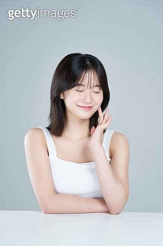대한민국 한국 여성 뷰티 미녀 아름다운사람 귀여움 물체묘사 로션 화장품 깨끗함 좋은상태 이미지 Jv13107470 게티이미지뱅크