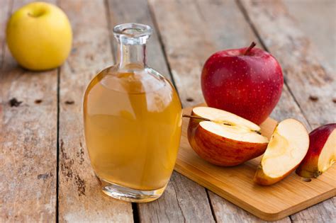 나무 소박한 테이블에 잘 익은 신선한 빨간색과 노란색 사과와 유리 투수에 사과 유기 식초 건강한 유기농 식품 개념 사과식초에 대한 스톡 사진 및 기타 이미지 Istock