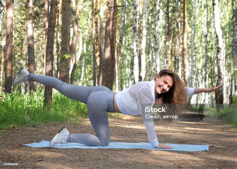 흰색 스포츠웨어에 아름 다운 백인 소녀 매트에 한쪽 균형 운동을 한다 공원에서 야외 운동 여름에 선택적 초점 건강한 생활방식에 대한 스톡 사진 및 기타 이미지 Istock