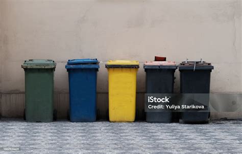 쓰레기 분리 5 가지 색상 쓰레기통은 거리를 따라 공공 장소에서 집 앞에 서 쓰레기통 수 있습니다 폐기물을 줄이고 지구 온난화를 돕습니다 쓰레기 분리를 위한 쓰레기통
