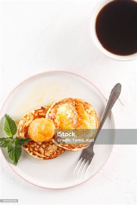 코 티 지 치즈 팬케이크 Syrniki 두 부 튀김입니다 커피 치즈 케이크 살구 잼으로 아침 식사 Flatlay입니다 최고의 볼 수 있습니다 Copyspace 0명에 대한