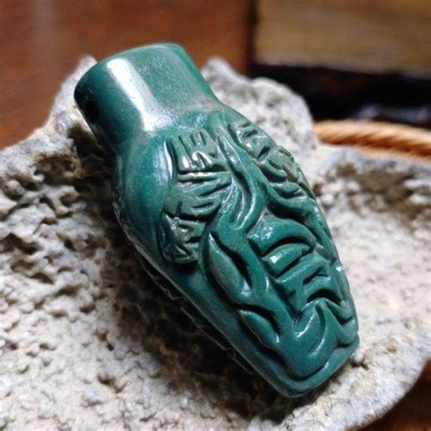 天眼珠八字財咒 六字箴言財咒 寶瓶天珠項墜hms 17 早期稀有純手工雙面浮雕藏品~天然西藏綠卡石【紀老師玉石坊】※正能量→富貴有餘、福壽雙全、收藏增值 Yahoo奇摩拍賣