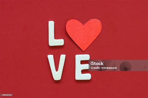 빨간 배경에 컷 아웃 흰색 문자와 수제 Diy 쉬운 발렌타인 데이 카드 디자인의 이미지 빨간 마음 교체 문자 O 수제 로맨스 인사말 카드 사랑 메시지 복사 공간 0명에 대한