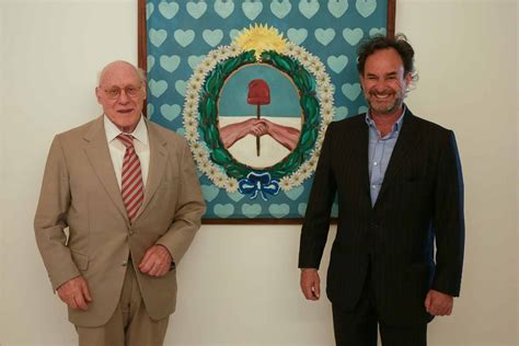 Julio Crivelli The Disappearance Of The Body In Conceptual Art A Warning About Ai Memesita