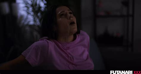 Футанари Serina Gomez адски трахает мужика который входит в ее дом