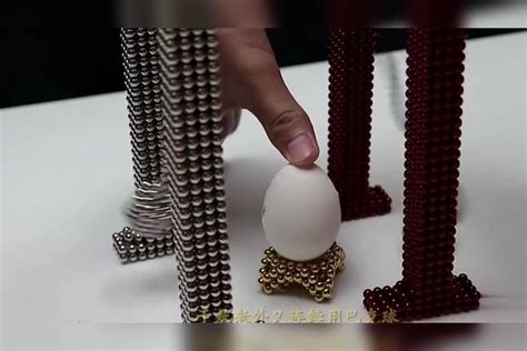 老外用巴克球撞击鸡蛋，你猜鸡蛋能承受多久？看着都疼巴克老外