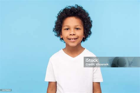 두 앞니 건강한 행복한 아이를 보여주는 재미 있고 평온한 미소 T 셔츠에 곱슬 머리를 가진 쾌활한 어린 소년의 초상화 아이에 대한 스톡 사진 및 기타 이미지 Istock
