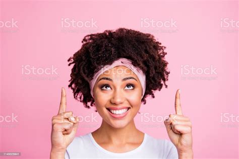 클로즈업 사진 펑키 놀라운 아름 다운 그녀 그녀의 어두운 피부 모델 레이디 표시 빈 공간 손가락 참신 제품 구매 구매자 착용 머리 스카프 캐주얼 화이트 티셔츠 고립 된 핑크