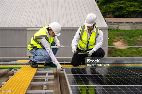 엔지니어 유지 보수 태양 전지판 엔지니어링 서비스 및 옥상 설치 태양 전지 확인 공장에 건물을 설치하는 광전지 엔지니어 전기 기술자는 옥상에서 시스템 태양 에너지를