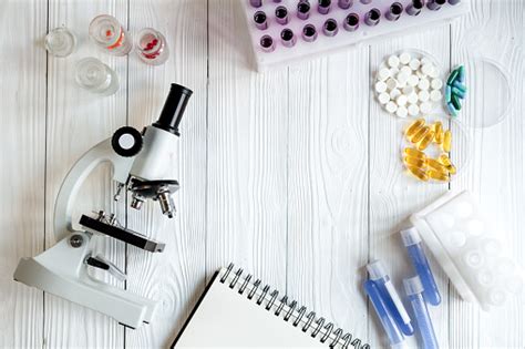 클리닉 최고 시야에서 현미경을 가진 직장 실험실 도우미 0명에 대한 스톡 사진 및 기타 이미지 0명 건강 진단 건강관리와 의술 Istock