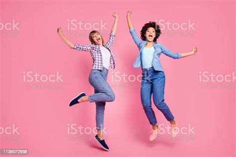 핑크 파스텔 배경 위에 고립 된 기쁨을 비행 하는 두 사람의 전체 길이 몸 크기 보기 좋은 사랑 스러운 매력적인 쾌활 한 소녀 2명에 대한 스톡 사진 및 기타 이미지