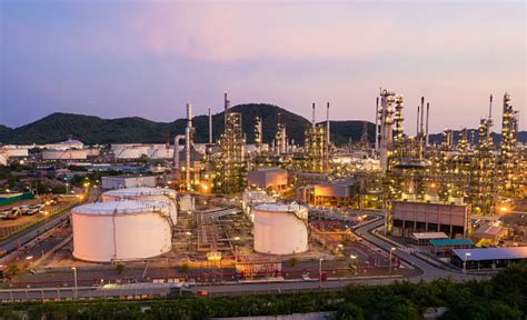 정유 공장 산업석유 저장 탱크의 공중 보기 무인 항공기 아름다운 하늘 일몰과 황혼에 정유 공장 산업 공장 개념 및 운송 0명에