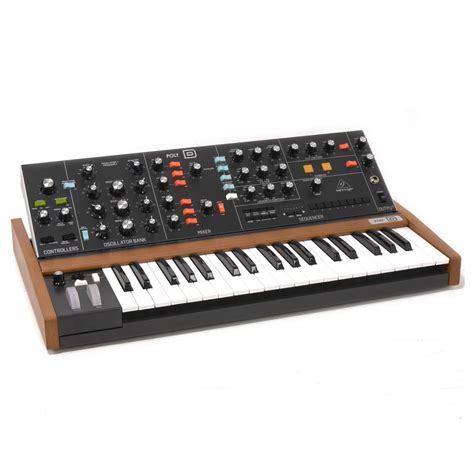 Behringer Poly D Polyphonic 4 Stemmers Analog Synthesizer Brukt