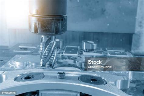 거친 커터 공구가 있는 Cnc 밀링 머신의 고정밀 자동차 부품 밀링 공정 밀링머신에 대한 스톡 사진 및 기타 이미지 밀링머신