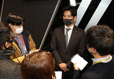 ＜ソフトバンク契約更改＞契約を保留し記者の質問に答える板東（撮影・岡田 丈靖） ― スポニチ Sponichi Annex 野球