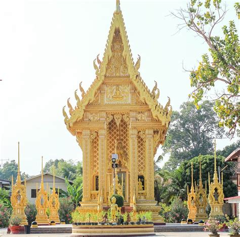 หม่องนี่เมืองน้อย นั่งทำงานในเมืองฟ้า ตาเหลียวเบิ่งตึกสูง คิดถึงลุงอาวอา พ่อแม่เฮาอยู่ทางบ้าน