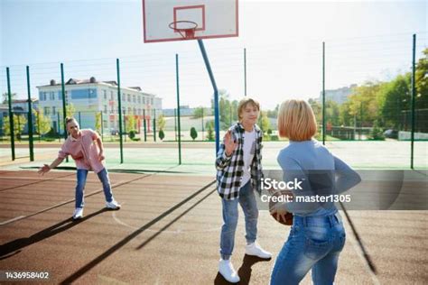 수업이 끝난 후 학교 운동장에서 농구공을 가지고 길거리 공을 치는 세 명의 십대 스포츠 여가 활동 취미 팀 우정의 개념 14 15 살에 대한 스톡 사진 및 기타 이미지