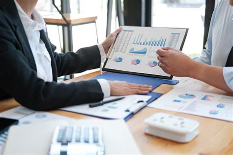 비즈니스 사람들 회의 디자인 아이디어 전문 투자자 프로젝트를 새로운 시작 일 개념입니다 사무실에서 계획 하는 사업 2명에 대한