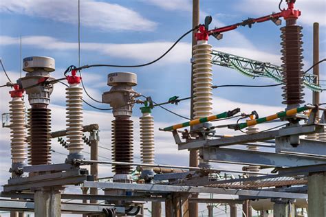 고전압 전원 변압기 변전소의 발전기 전기 스위치가 있는 고전압 변전소에 대한 전면 보기입니다 0명에 대한 스톡 사진 및 기타 이미지 Istock