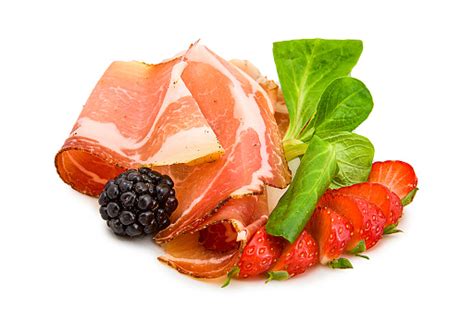 분리 된 이탈리아 프로슈토의 조각 스페인 자몬 컷 파르마 햄 세라노 또는 이베리코 에 흰색 배경 클로즈업 0명에 대한 스톡 사진 및 기타 이미지 Istock