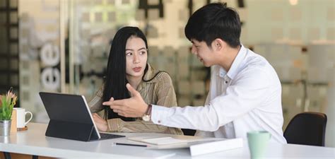 프로젝트를 함께 계획하는 젊은 성공 디자이너 팀의 클로즈업 뷰 개념에 대한 스톡 사진 및 기타 이미지 개념 개념과 주제