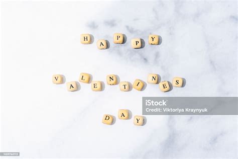 발렌타인 데이라는 단어가있는 나무 블록 대리석 배경에 나무 편지 블록입니다 평면도 플랫 레이 감정에 대한 스톡 사진 및 기타 이미지 Istock
