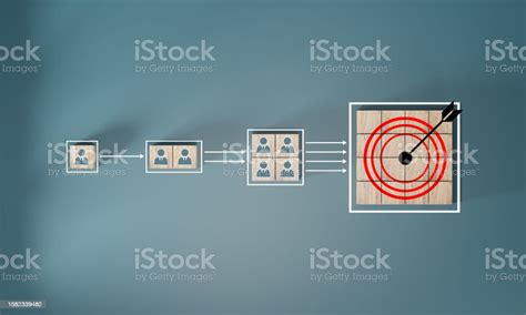 빨간색 다트판과 검은색 화살표 연결은 고객 집중 대상 그룹 및 고객 관계 관리 개념을 위한 인간 아이콘과 연결됩니다 조직에 대한 스톡 사진 및 기타 이미지 Istock