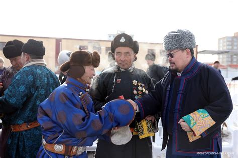 Г Занданшатар Хоёр бөхт монгол тэмээний удмын санг хамгаалах өсгөн үржүүлэх нь хүн төрөлхтний