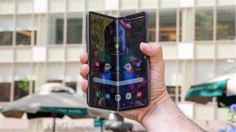 Motorola Razr Vs Galaxy Fold Which Foldable Phone Will Win Tom S Guide