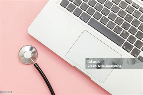 분홍색 배경에 고립 된 청진 기 키보드 노트북 컴퓨터 현대 의료 정보 기술 및 Sofware 진보 개념 컴퓨터 및 가젯 진단 및 수리 개념에 대한 스톡 사진 및 기타 이미지