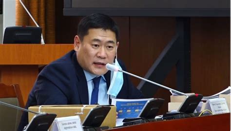 Л Оюун Эрдэнэ Шинэ жилээ тэмдэглэхийн тулд гурав дахь тунгаа хийлгэе