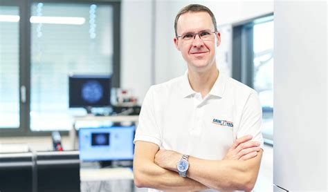 Field Curvature Reduction In Miniaturized High Numerical Aperture And Large Field Of View