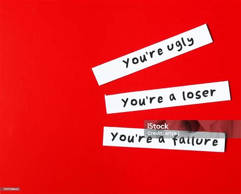 복사 공간에 빨간색 배경 종이 조각에 쓰여진 당신은 못생겼습니다 당신은 느슨합니다 당신은 실패자입니다 언어 폭력 개념 학대자가 피해자에 대한 권력과 통제력을 얻거나 유지하기