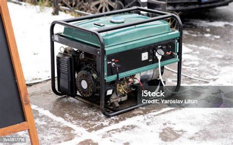 추운 겨울에 작동하는 휴대용 발전기 에너지 대량 학살 우크라이나의 에너지 시설에 대한 러시아의 미사일 공격으로 인한 정전 중소기업은 가솔린 발전기를 사용합니다 발전기에 대한