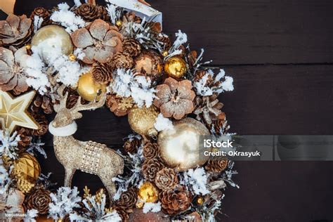 상위 뷰 아름 다운 손으로 만든 황금 크리스마스 화 환 장식 소나무 콘 장식물 가문비나무 가지 공 별 검은색 나무에 장식 사슴 닫기 최대 플랫이 하다 공간에 복사 합니다 0