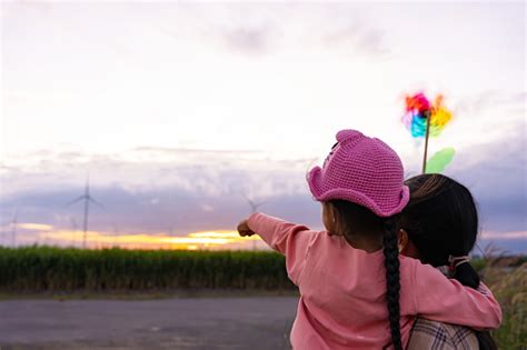 풍력 터빈은 미래에 지속 가능한 자원이 될 대체 전기 원입니다 풍력 발전기 터빈을 가진 지역 사회의 사람들 청정 에너지 컨셉으로 세상을 절약 지속 가능한 자원에 대한 스톡