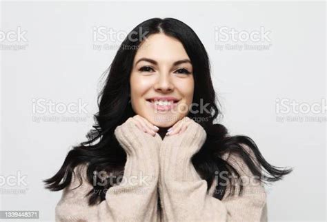 흰색 배경 위에 캐주얼 한 옷을 입고 쾌활한 표정으로 긍정적 인 여성 아름다운 여자 실내 귀여운에 대한 스톡 사진 및 기타 이미지 귀여운 긍정적인 감정 표현 눈 신체