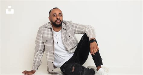 다리를 꼬고 바닥에 앉아 있는 남자 사진 Unsplash의 무료 사람의 이미지