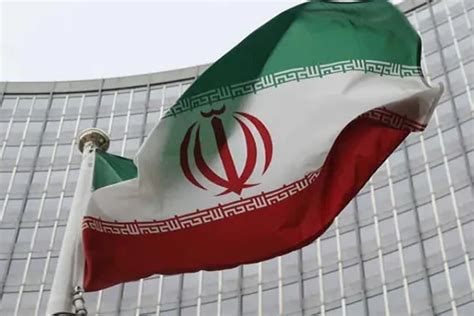 ஈரான் பல்கலைக்கழக வளாகத்தில் பரபரப்பை ஏற்படுத்திய மாணவி கனடாமிரர்