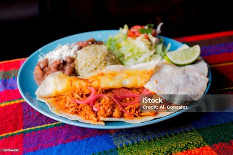 파 히타는 텍스 멕스 요리에서 가장 전통적이고 인기있는 요리 중 하나입니다 그릴에서 구운 고기와 스트립으로 자른 고기로 구성되어 옥수수 가루 또는 밀가루 토르티야에