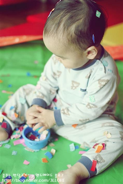 [18개월아기] 오감발달~ 색종이 놀이로 아이와 놀아주기 네이버 블로그