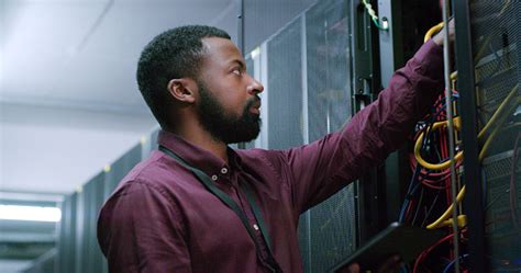 인력 서버실 및 야간에는 케이블 검사 연결 확인 또는 It 작업을 위한 유지 보수가 있습니다 남성 엔지니어 사이버 보안 스토리지